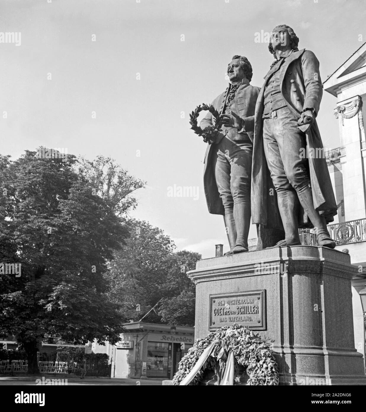 Das Goethe Schiller Denkmal vor dem Nationaltheater in Weimar ...