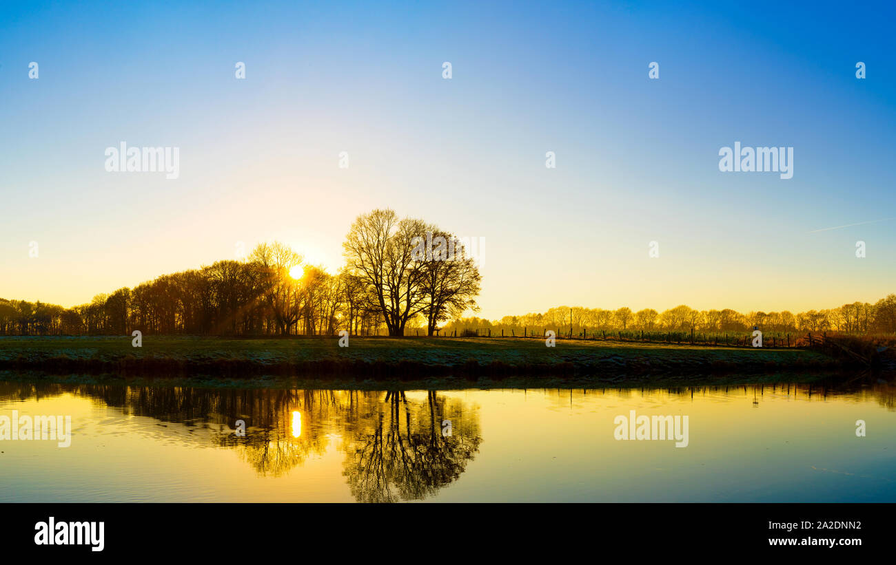 Idyllischer see hi-res stock photography and images - Alamy