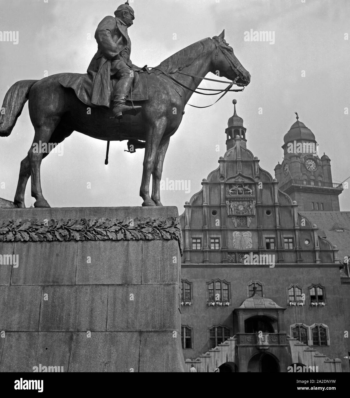 Das Rathauis in Plauen mit dem Reiterstandbild Kaiser Wilhelm I. davor ...