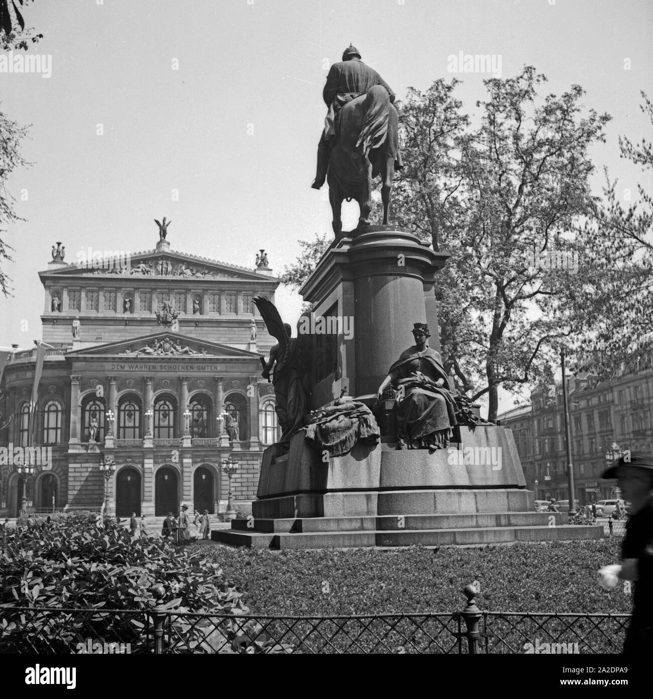 Die alte oper in frankfurt am main hi-res stock photography and images ...