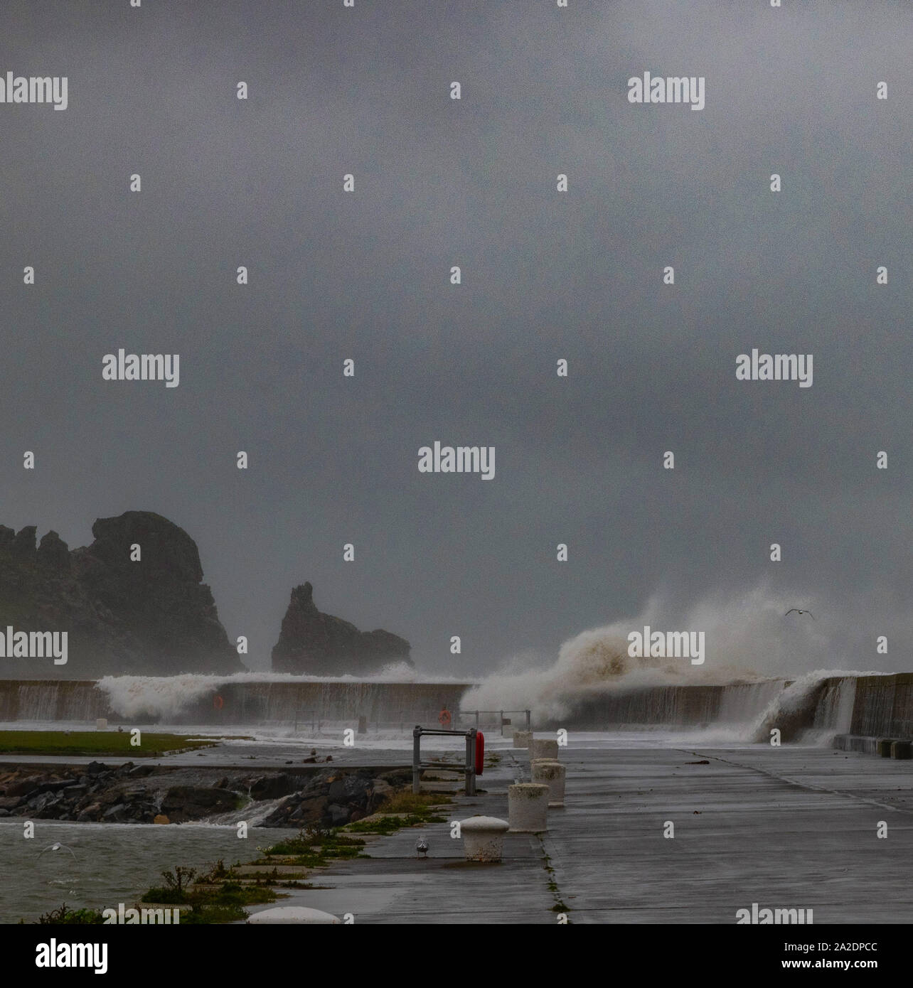 Storm waves ireland hi-res stock photography and images - Alamy