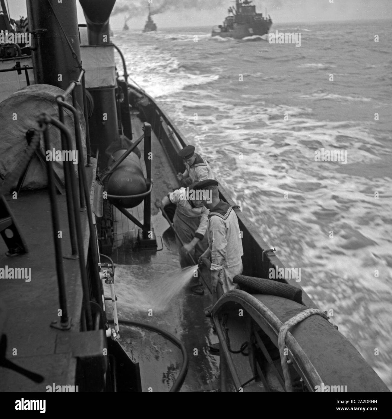 Marinerekruten der 2. Minensuchflottille beim Deckschrubben ...