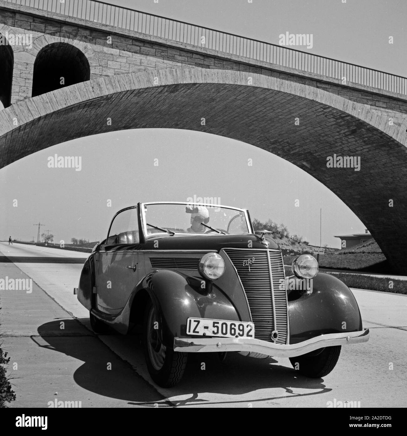 Mit dem Ford Eifel auf unter einer Brücke auf der Reichsautobahn ...