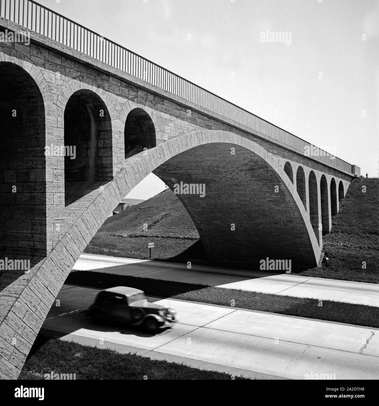 Deutschland 1930er jahre a bridge over the reichsautobahn highway hi ...
