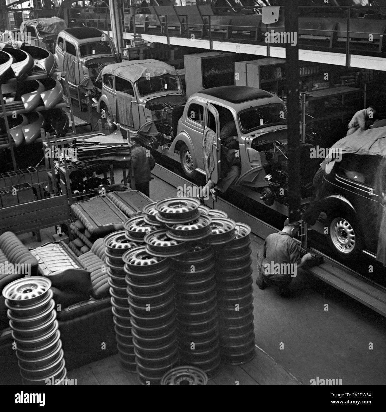 Ford production line 1930s hi-res stock photography and images - Alamy
