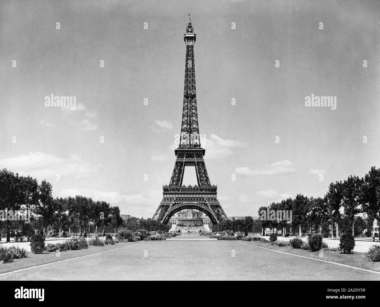 Eiffel tower 1909 hi-res stock photography and images - Alamy