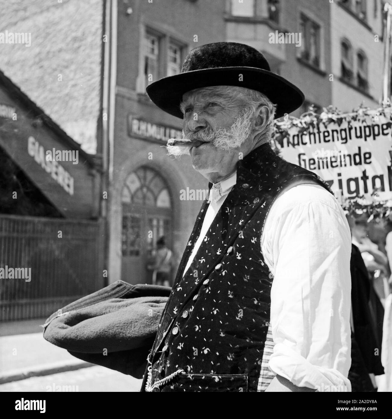Ein älterer Mitwirkender mit Zigarre beim Trachtenumzug durch die ...