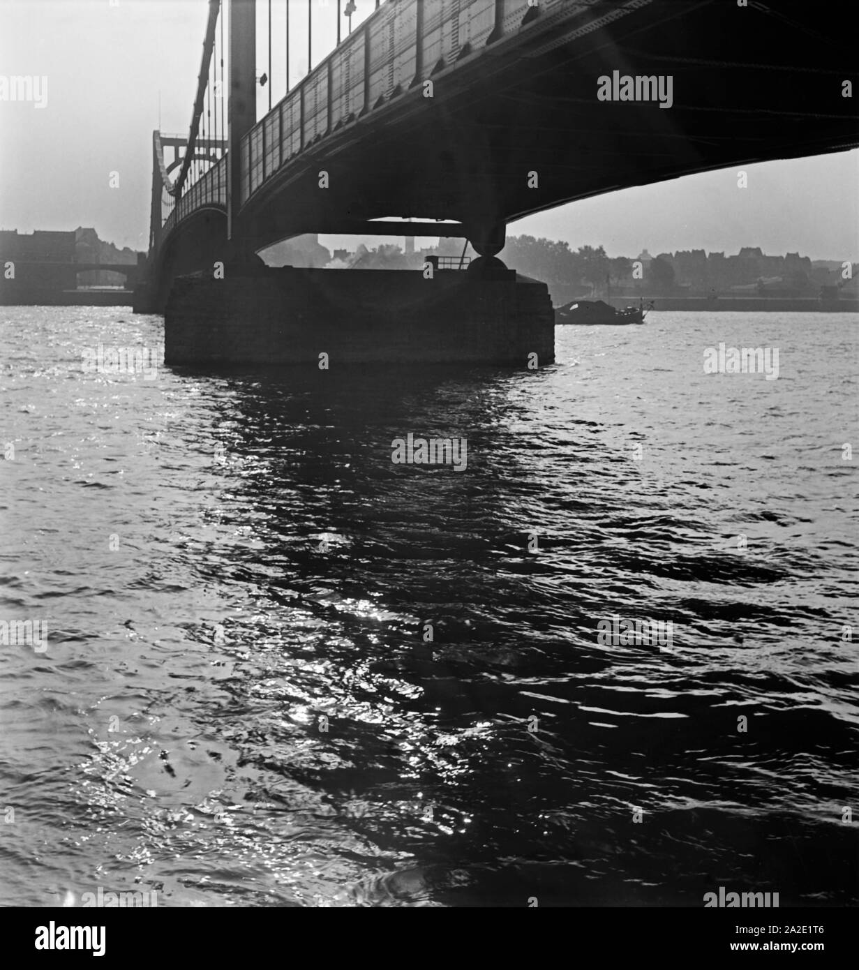 Die Hindenbrugbrücke in Köln, die heute die Deutzer Brücke ist, 1930er ...