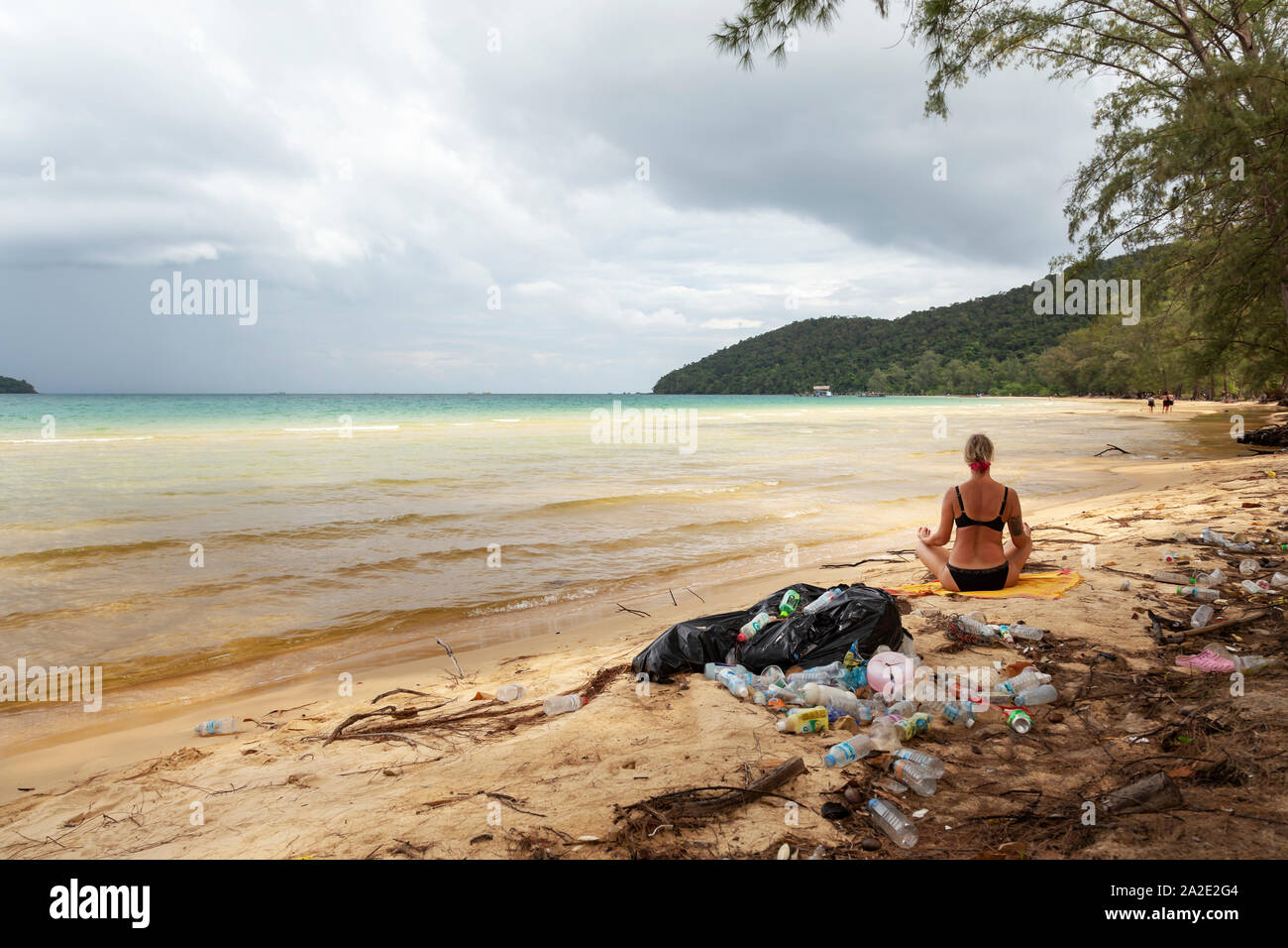 Littered beach hi-res stock photography and images - Alamy