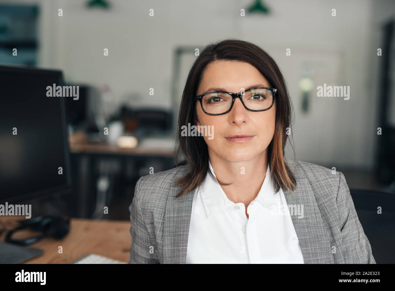 Woman work suit computer desk hi-res stock photography and images - Alamy