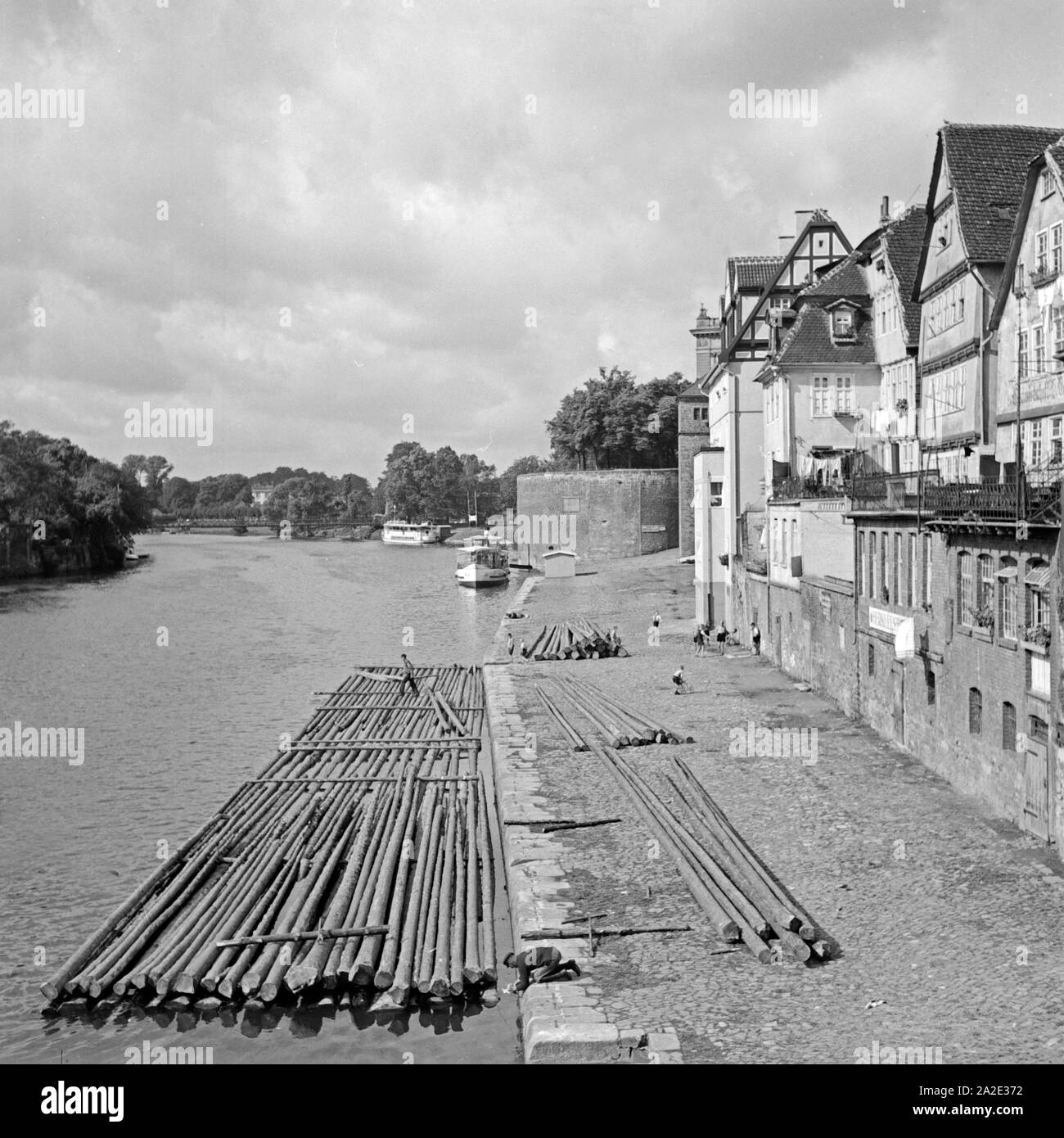 Schiffe auf fluss Black and White Stock Photos & Images - Alamy