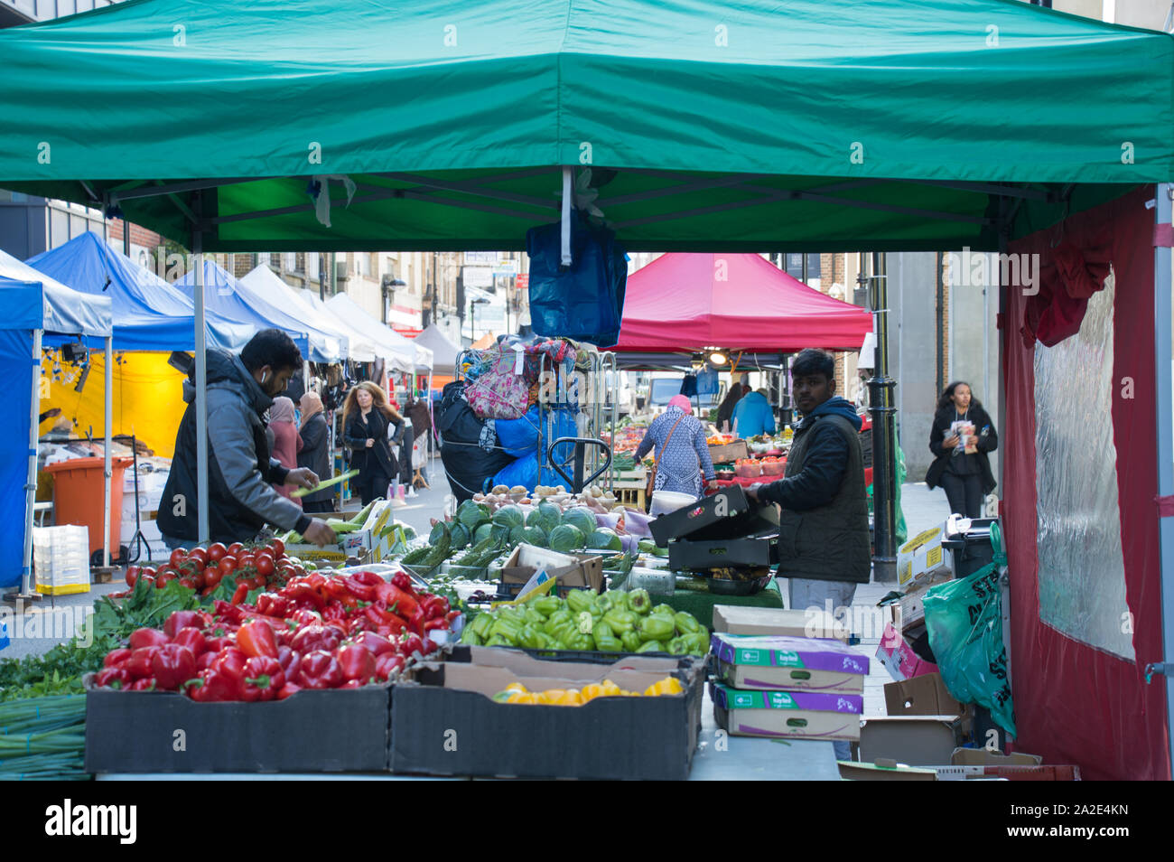 Setting up stall hi-res stock photography and images - Alamy