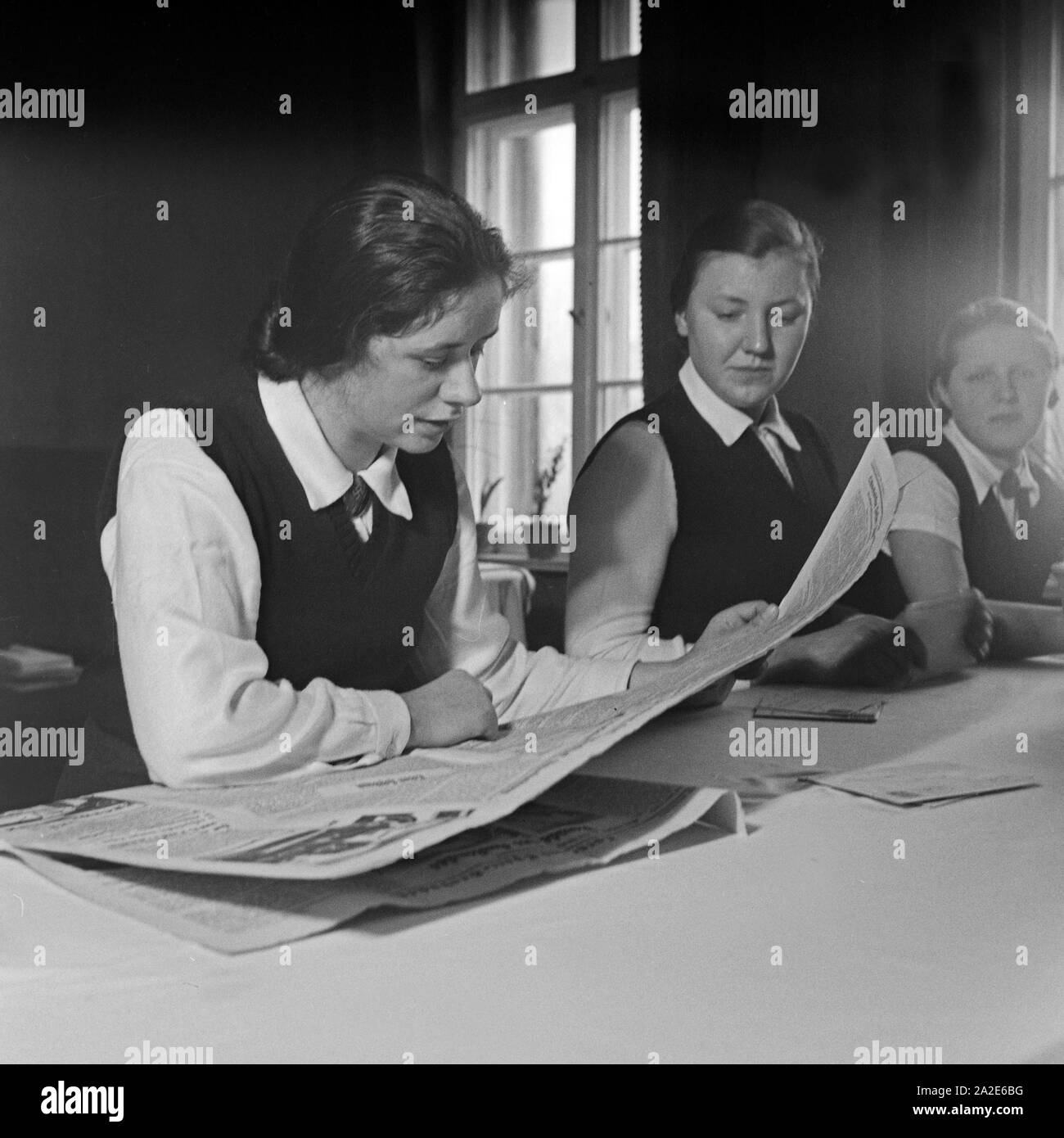 Reading group women Black and White Stock Photos & Images - Alamy
