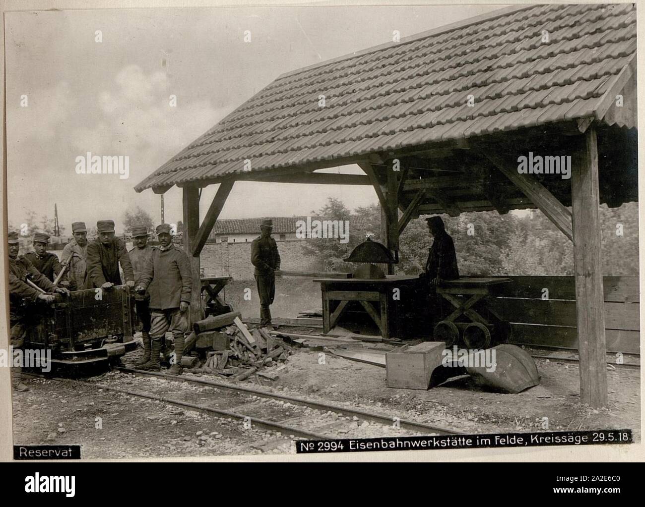 Eisenbahnwerkstätte im Felde, Kreissäge am 29.5.1918 Stock Photo - Alamy