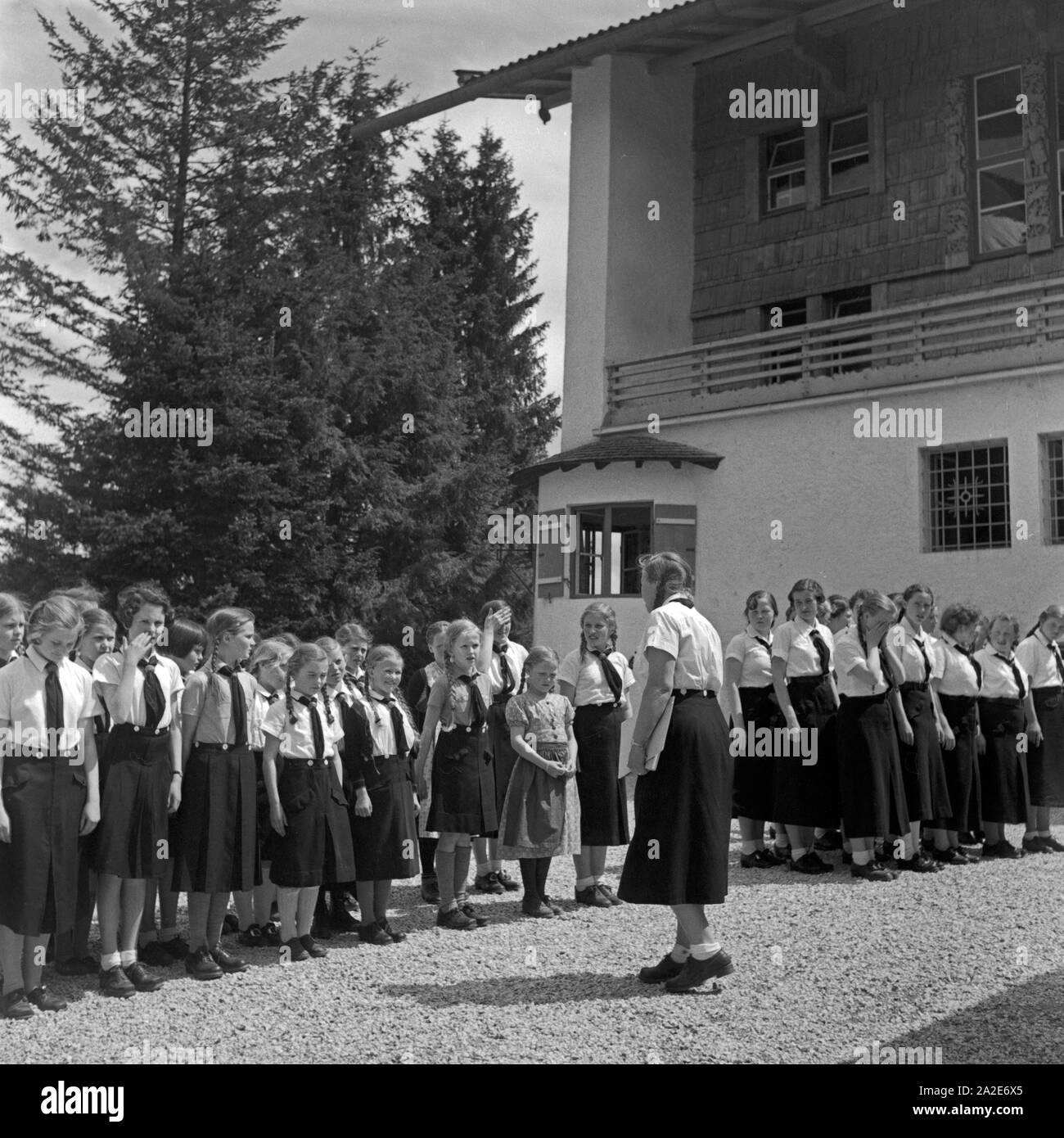 Mädchen in nazi uniform hi-res stock photography and images - Alamy