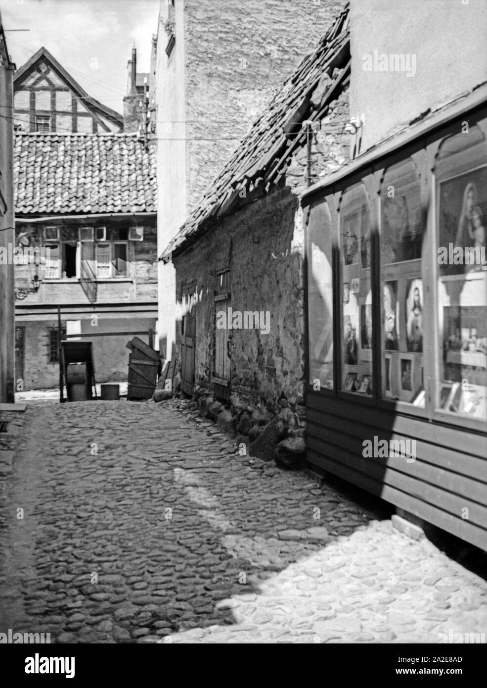 Blick in eine kleine gasse in allenstein in ostpreussen hi-res stock ...
