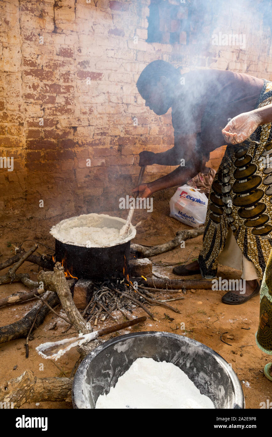 Women cooking africa hi-res stock photography and images - Alamy