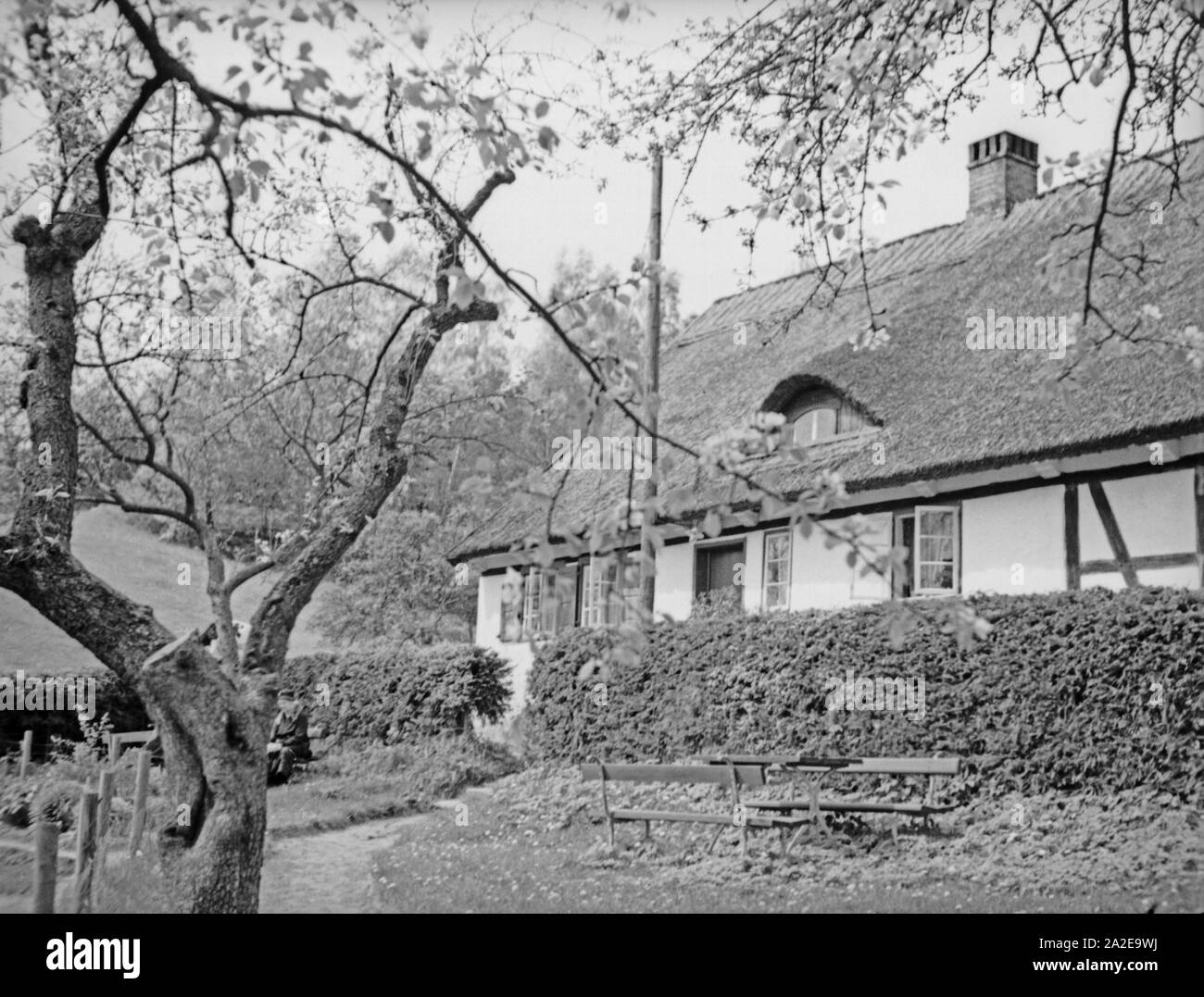 1930s cottage hi-res stock photography and images - Alamy
