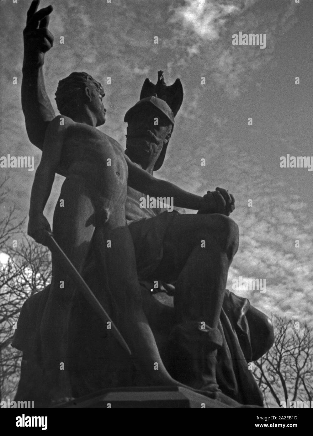 Nebenfigur am Bismarckdenkmal am Kaiser Wilhelm Platz in Königsberg ...