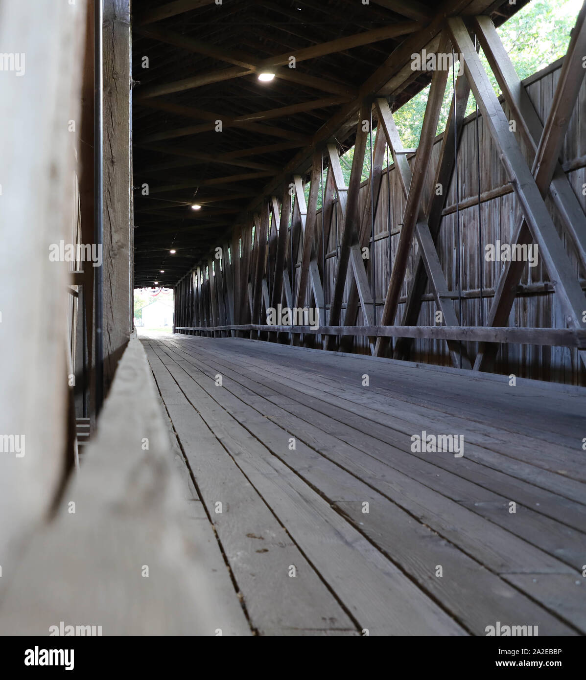 Red truss bridge hi-res stock photography and images - Alamy