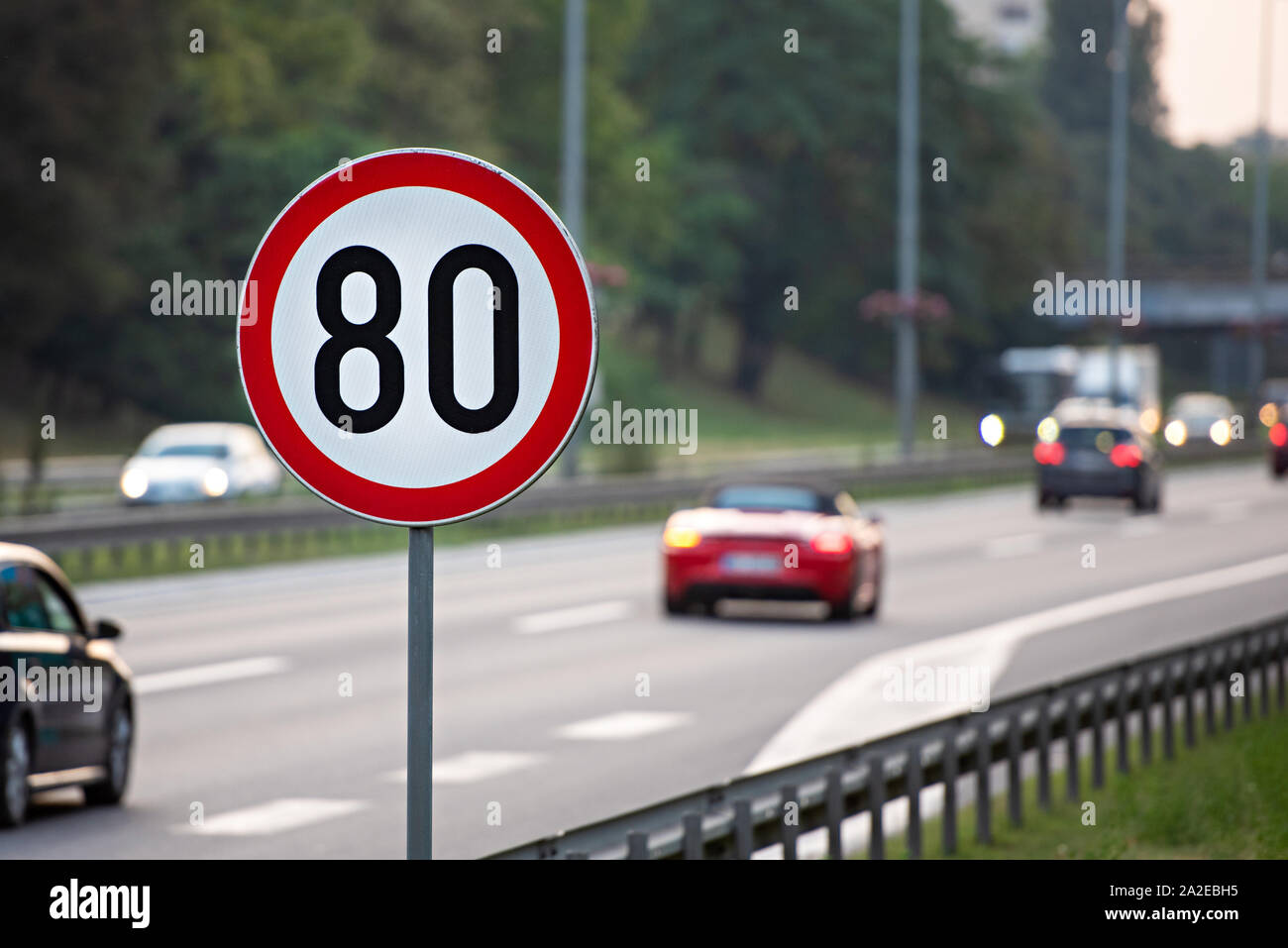 80km speed sign hi-res stock photography and images - Alamy