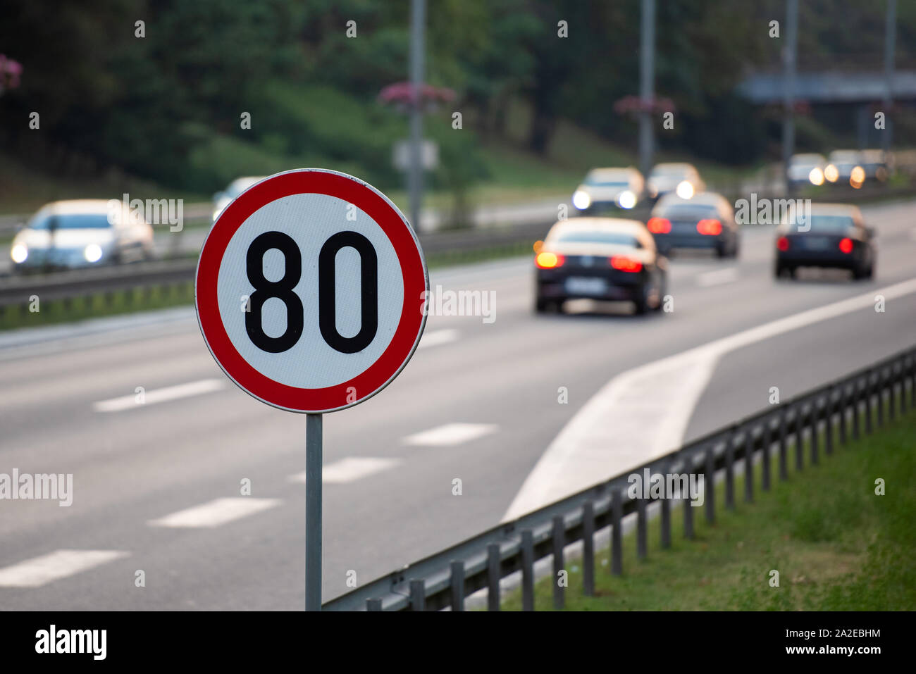 80km/h Speed limit sign a highway full of cars Stock Photo - Alamy
