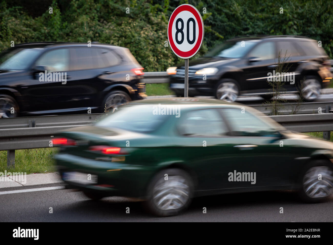 80km/h Speed limit sign a highway full of cars Stock Photo - Alamy