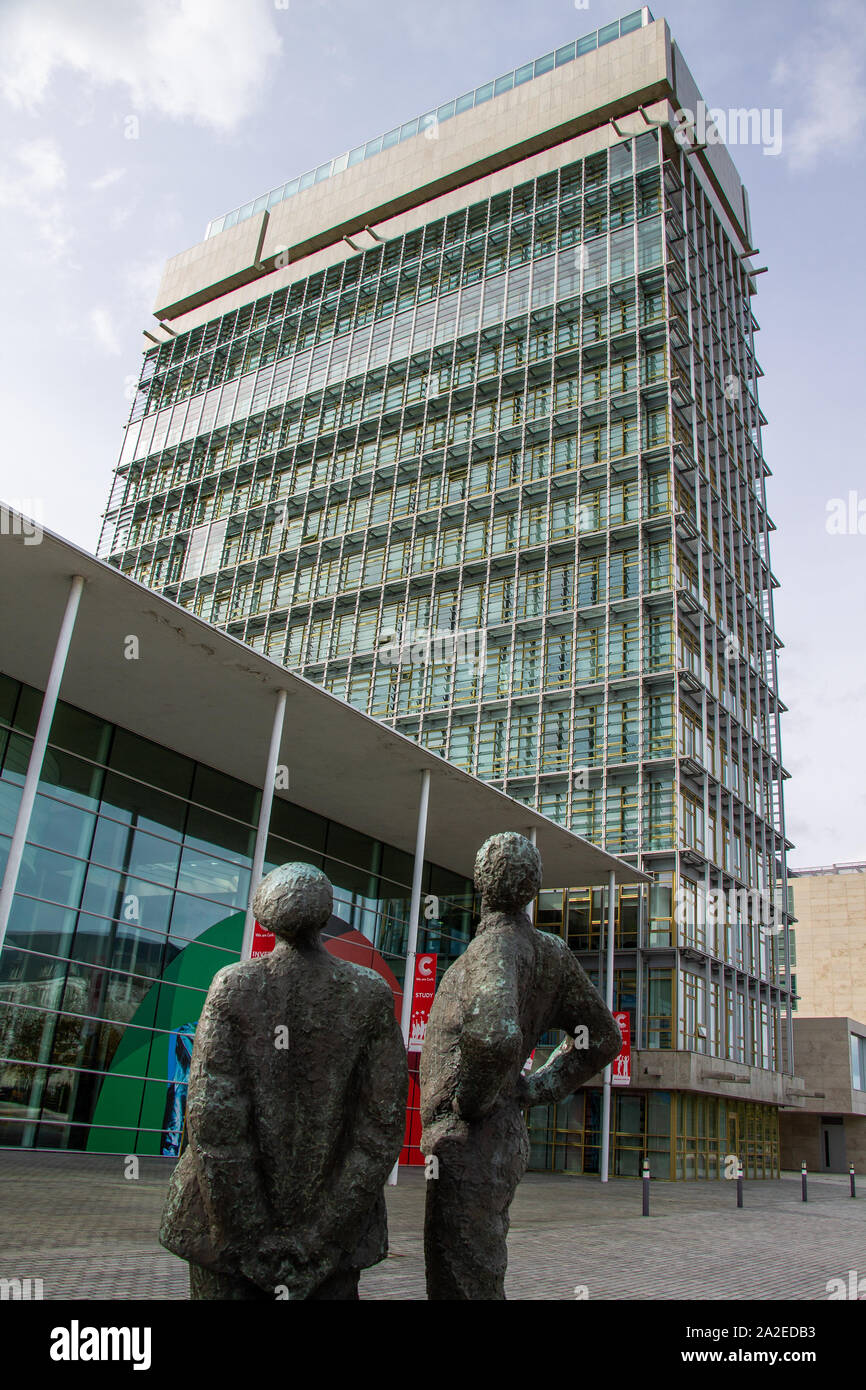 Two Working Men pair of statues by the Irish sculptor Oisín Kelly ...