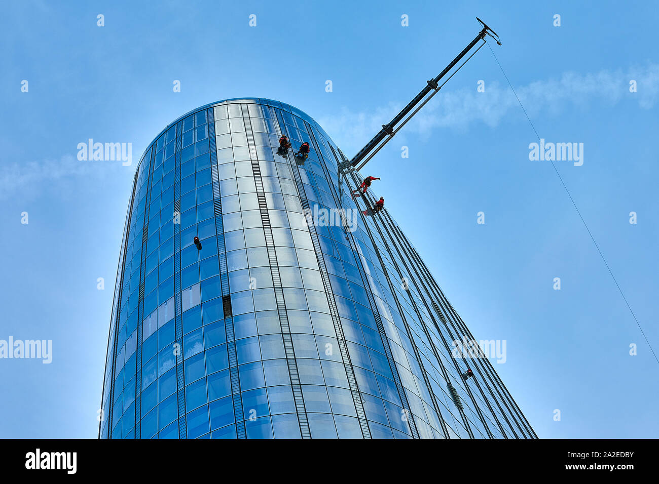 Abseiling down building hi-res stock photography and images - Alamy