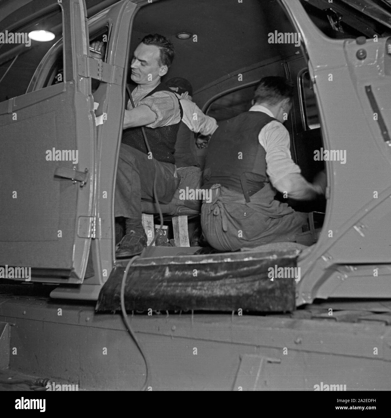 Arbeiter der Ford Werke in Köln Niehl in Karosserien, Deutschland ...