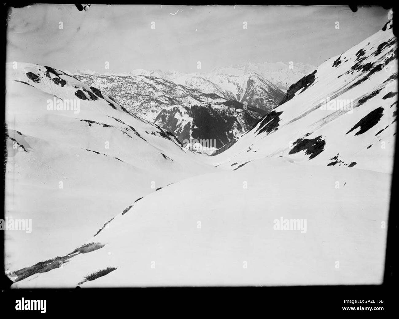 El massís de la Maladeta des del clot de Lunfern nevat Stock Photo - Alamy