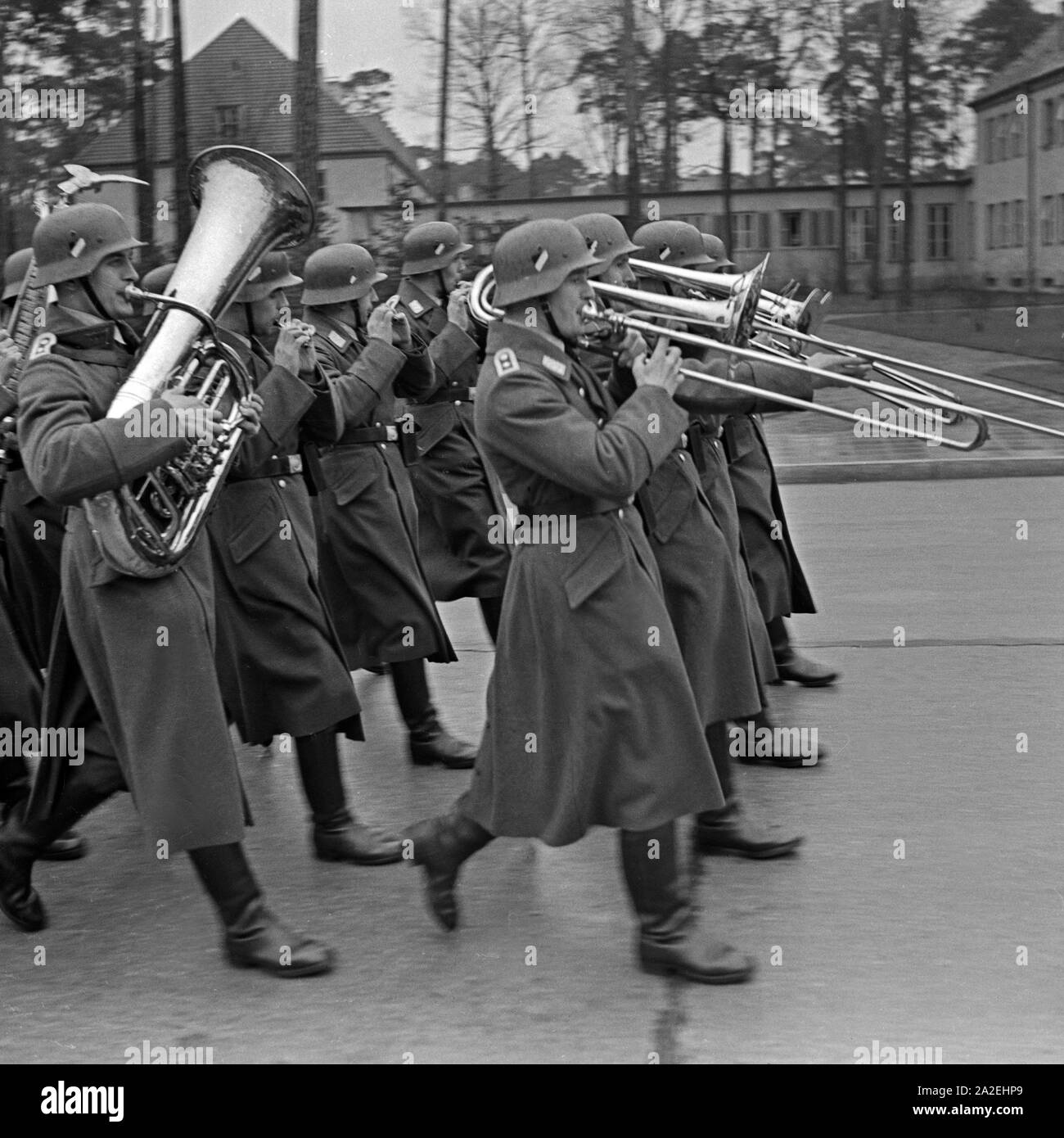 Eine militarkapelle spielt einen schmissigen marsch Black and White ...