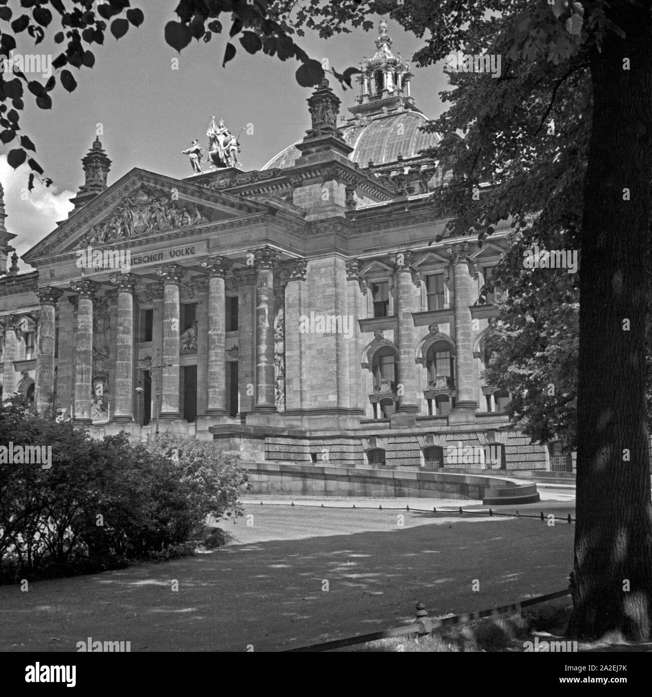 View reichstag Black and White Stock Photos & Images - Alamy