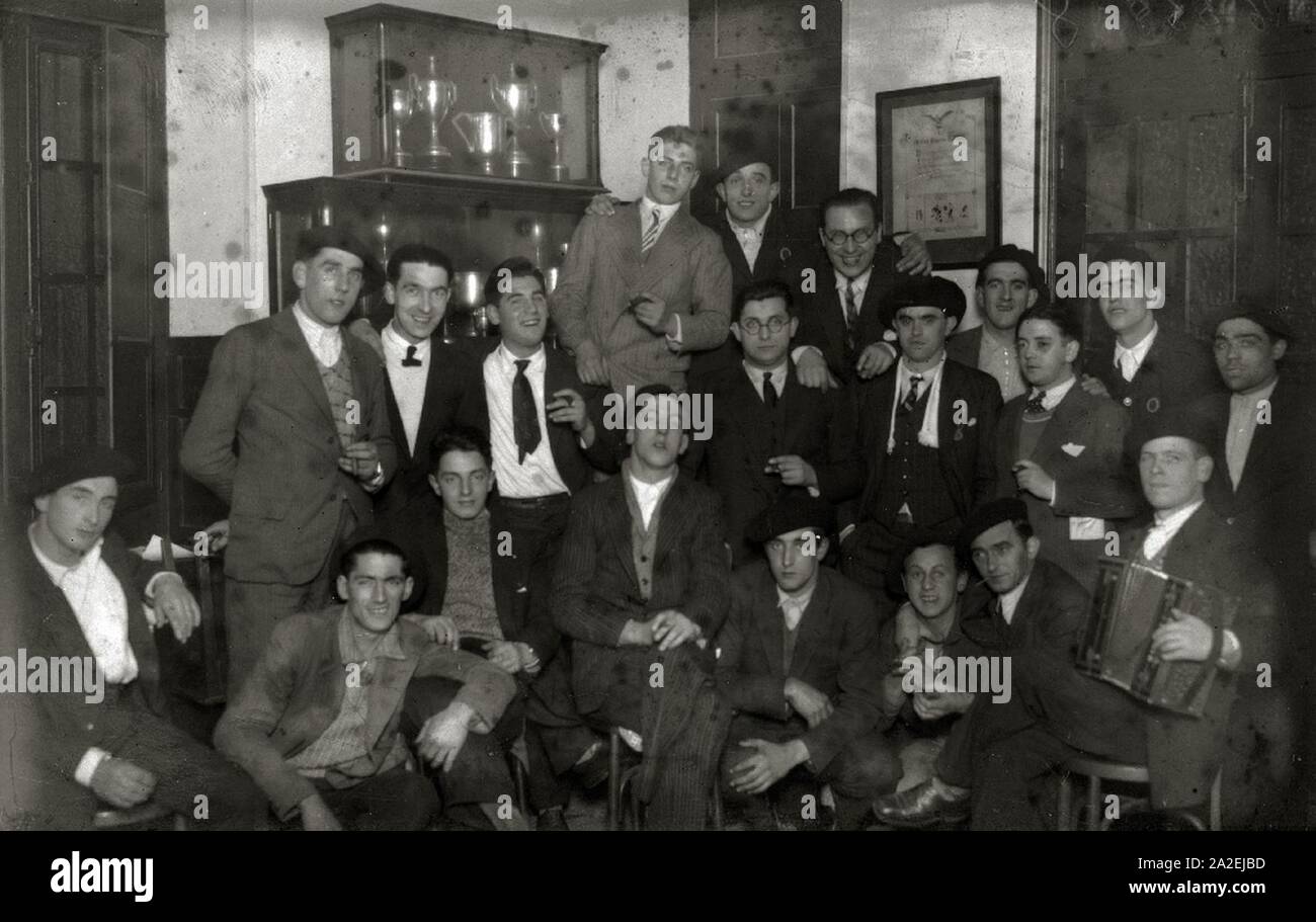 El pelotari Atano III rodeado de personas durante una celebración (1 de ...