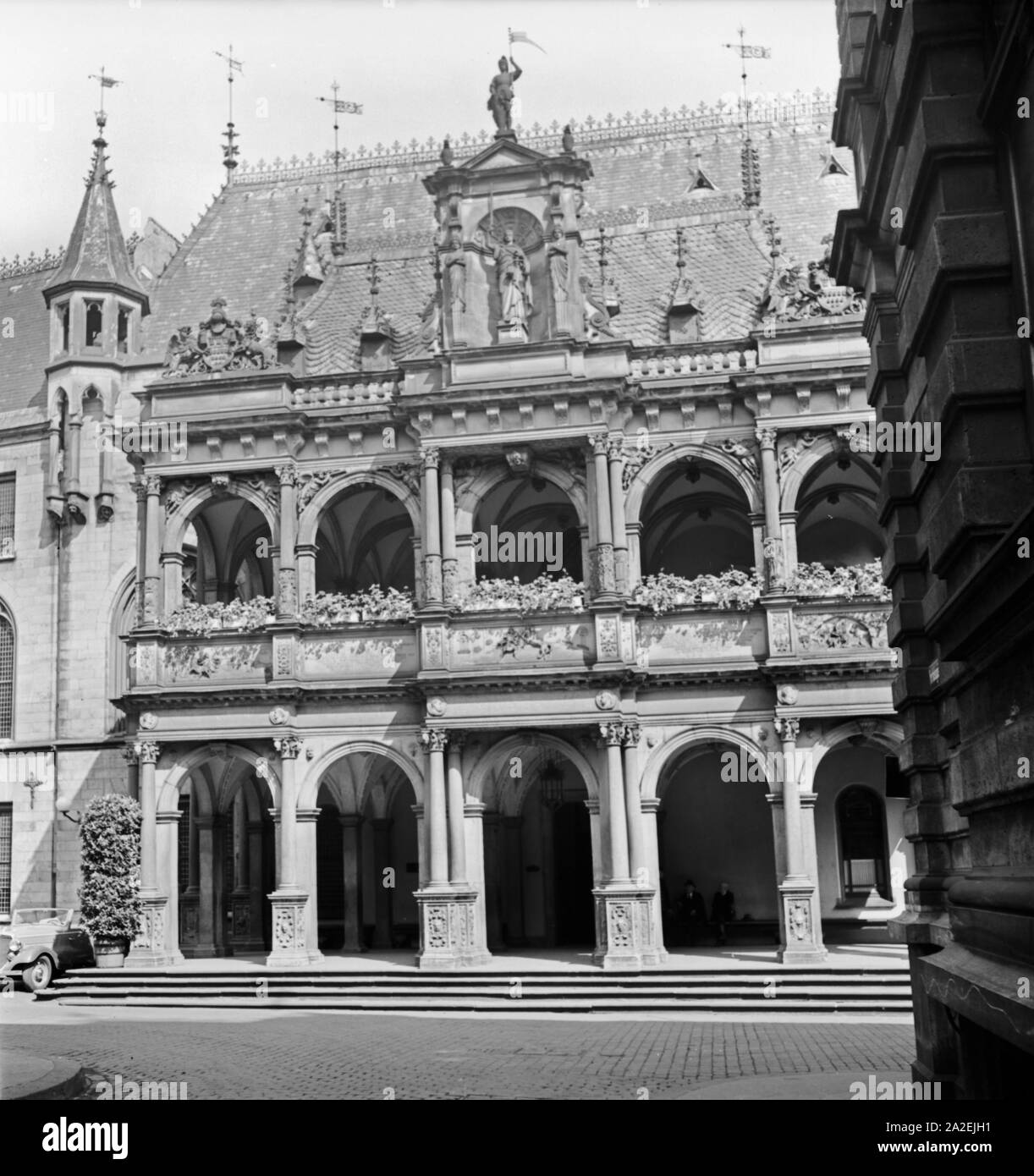 Das historische rathaus der stadt koln Black and White Stock Photos ...