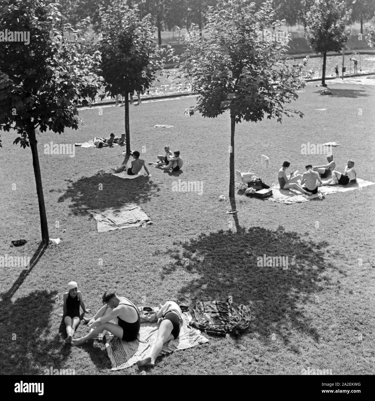 People in the sun Black and White Stock Photos & Images - Alamy