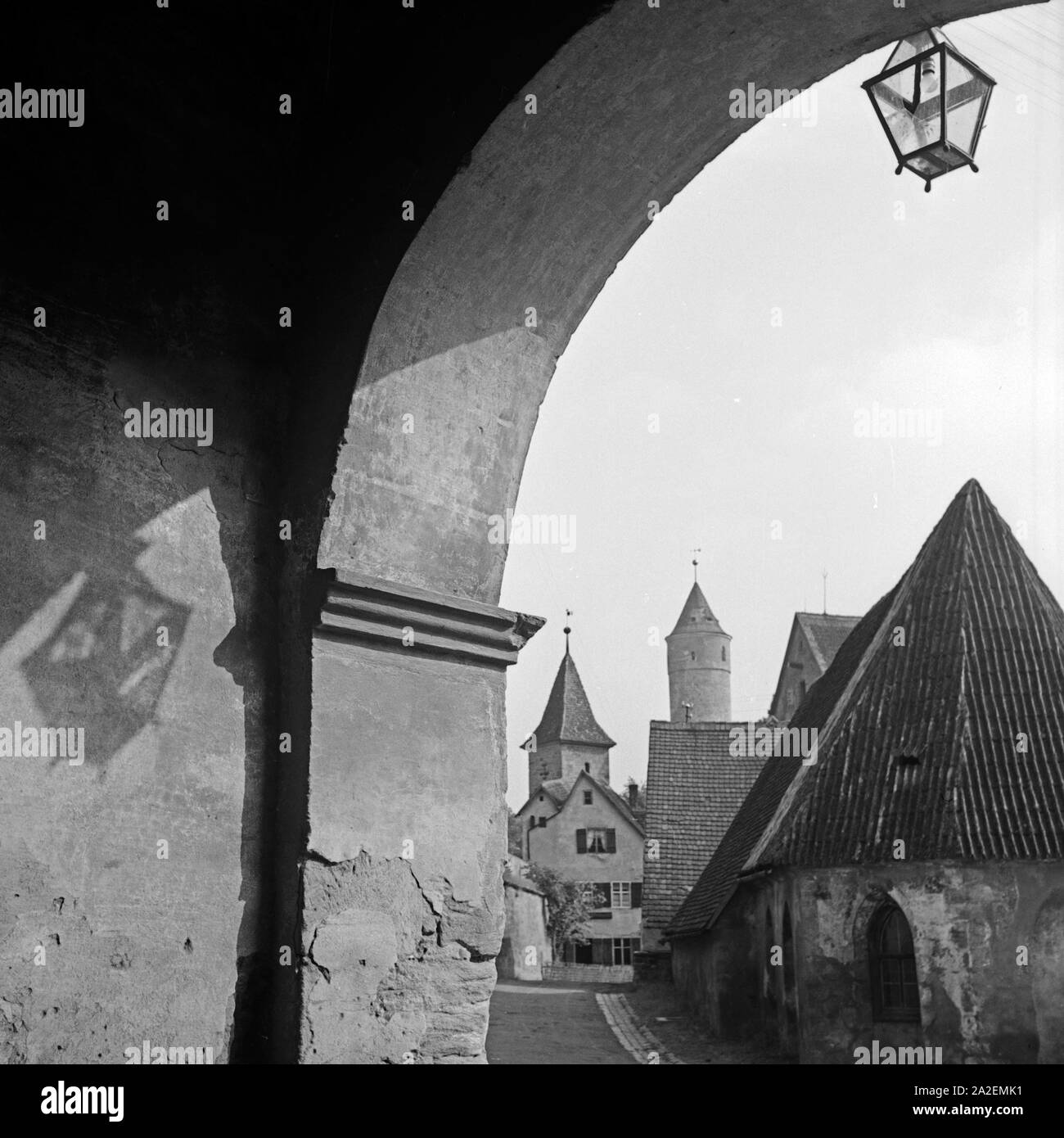 Blick durch einen Torbogen auf den Grünen Turm und das ...