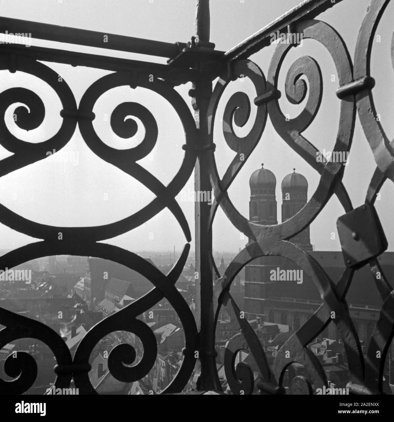 Blick auf die Frauenkirche in München vom Turm der Kirche St. Peter ...