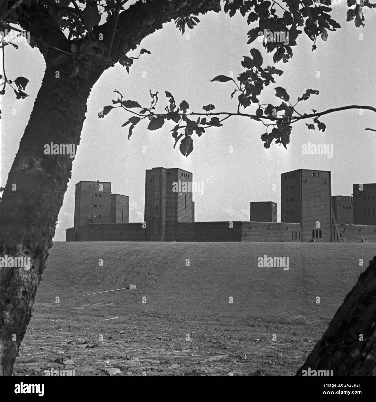 Blick auf das tannenberg denkmal bei hohenstein in ostpreussen hi-res ...