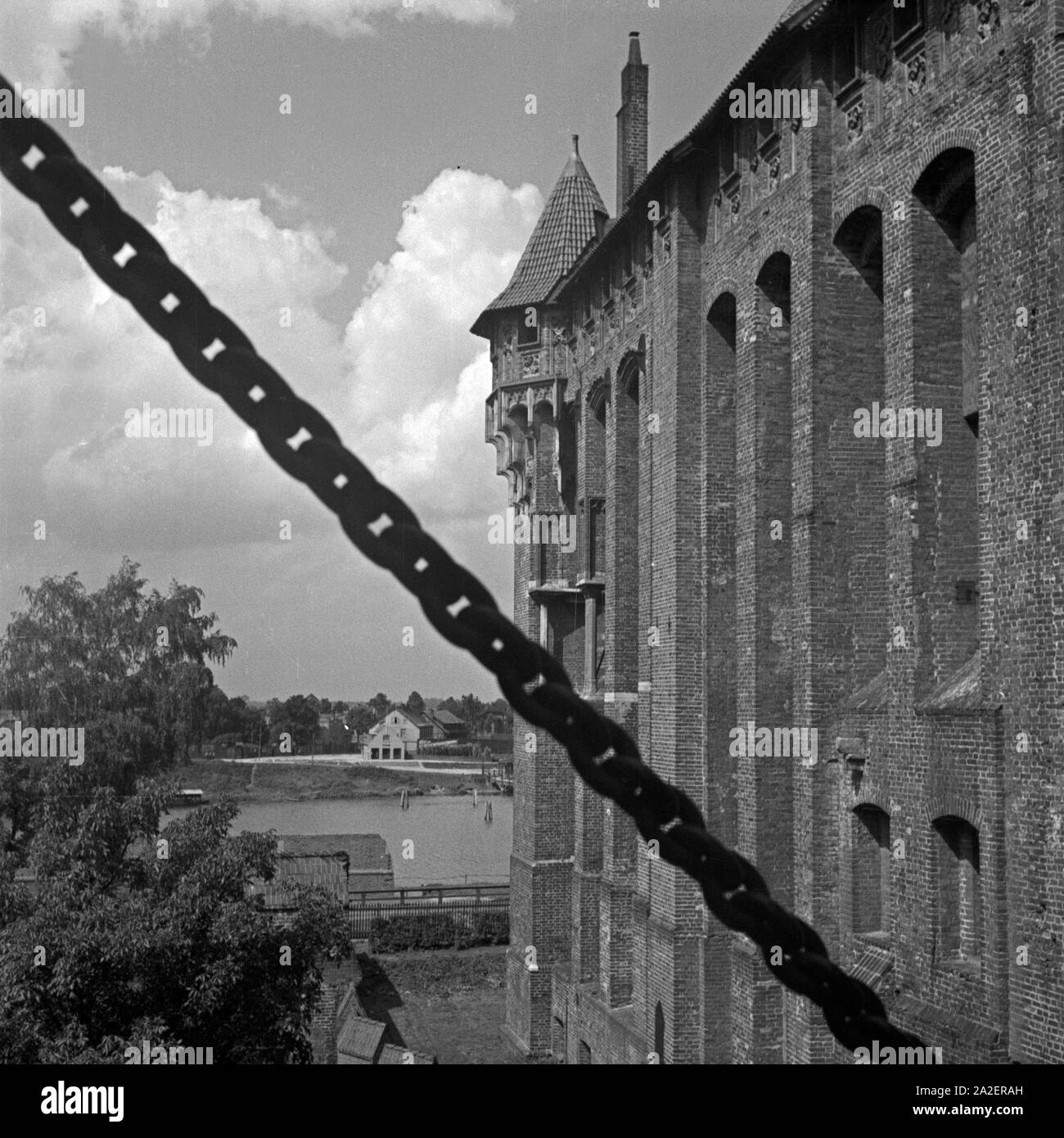 Aussenmauern der ordensburg marienburg mit dem fluss nogat hi-res stock ...