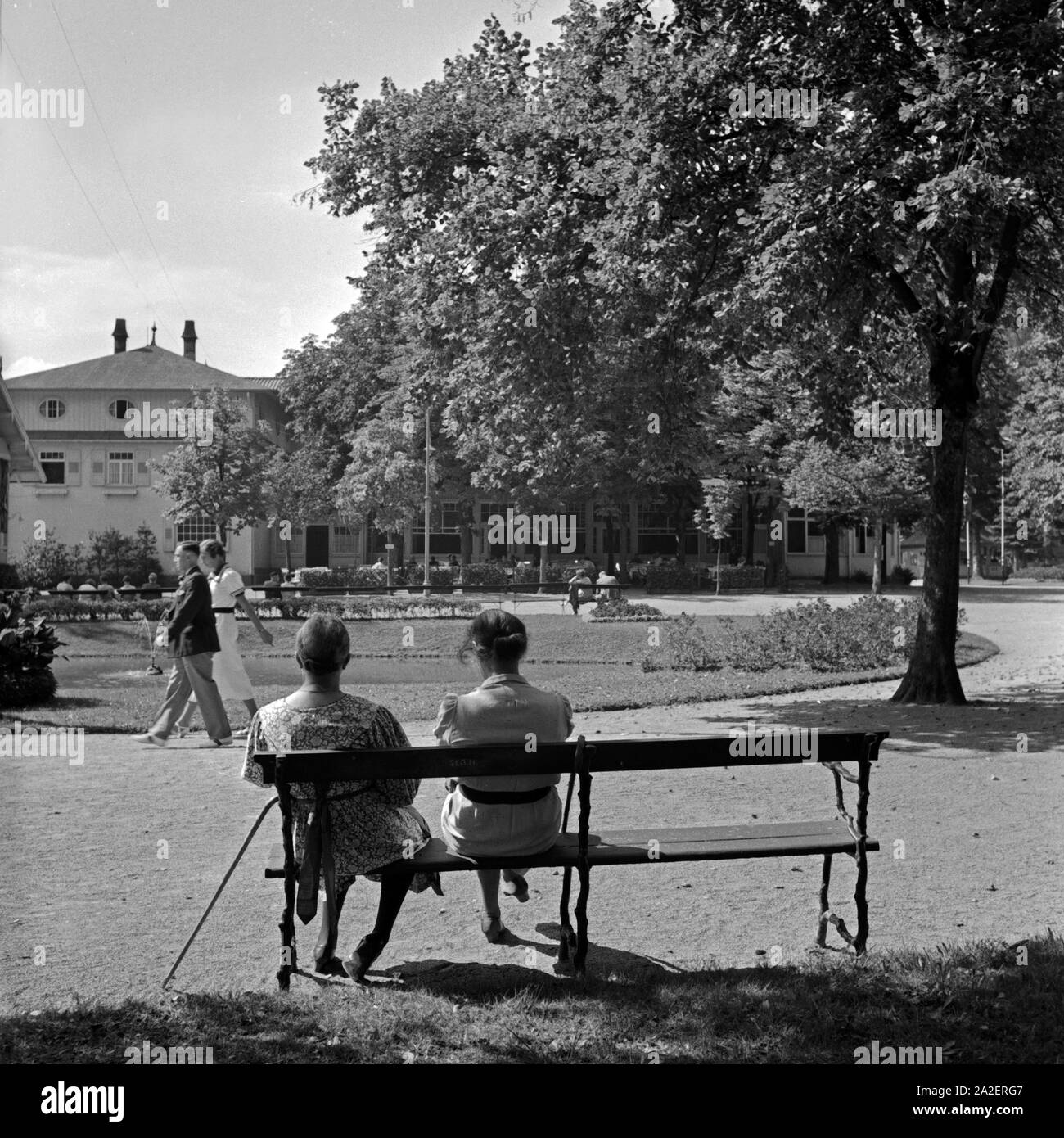 People resting in park Black and White Stock Photos & Images - Alamy