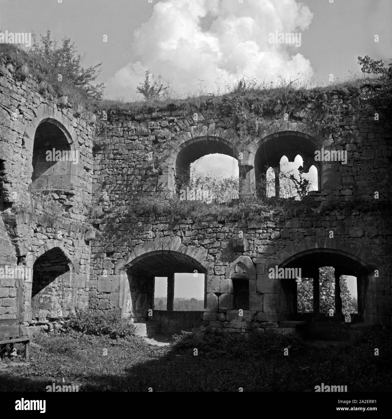Im Innenraum der Ruine Albeck bei Sulz am Neckar, Deutschland 1930er ...