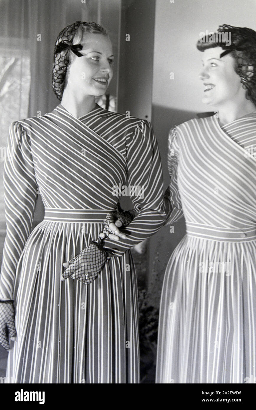 Zwei Models bei der Anprobe von Kleidern von Modesch?pferin Annemaria ...