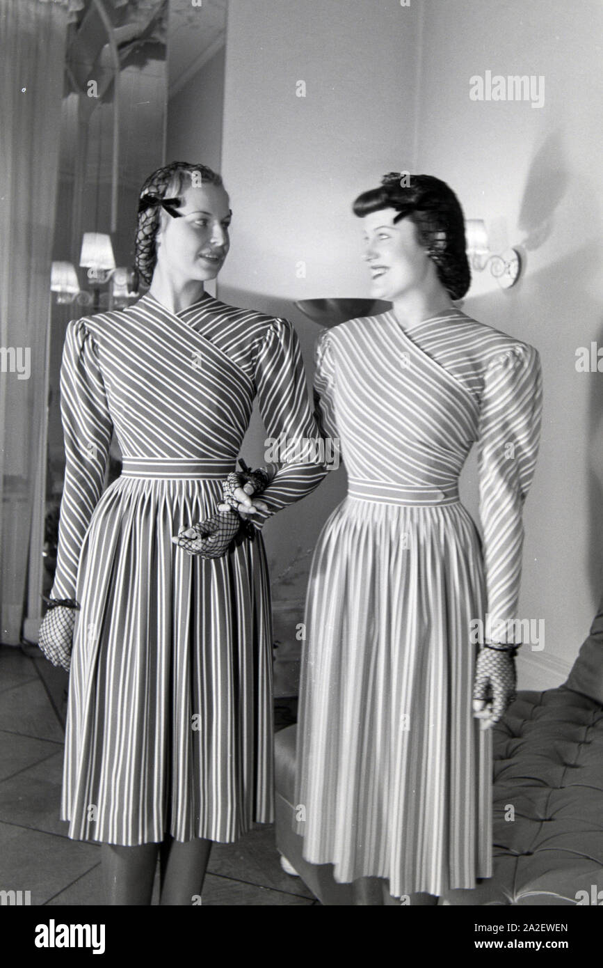 Zwei Models bei der Anprobe von Kleidern von Modesch?pferin Annemaria ...