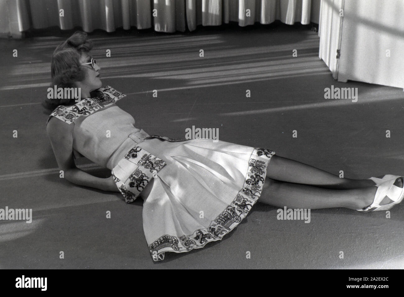 Ein Model bei der Anprobe eines Kleides der Berliner Modeschöpfer ...