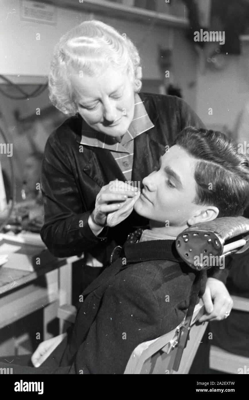 Ein Schauspieler wird für die Probeaufnahmen für den Film ...