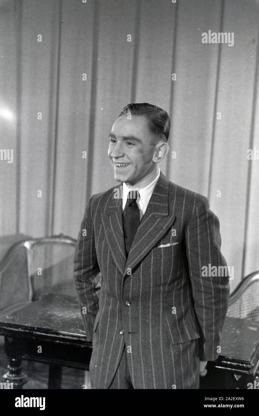 Standing receptions hi-res stock photography and images - Alamy