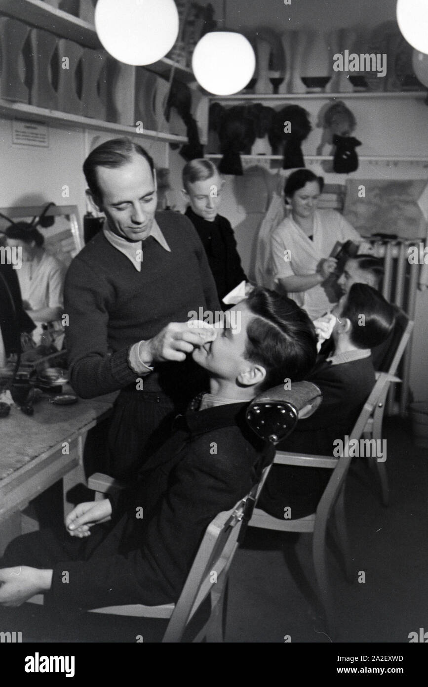 Schauspieler werden für die Probeaufnahmen für den Film ...