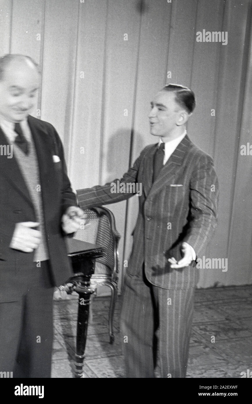 Schauspieler bei Probeaufnahmen für den Film Familienanschluss von Carl ...