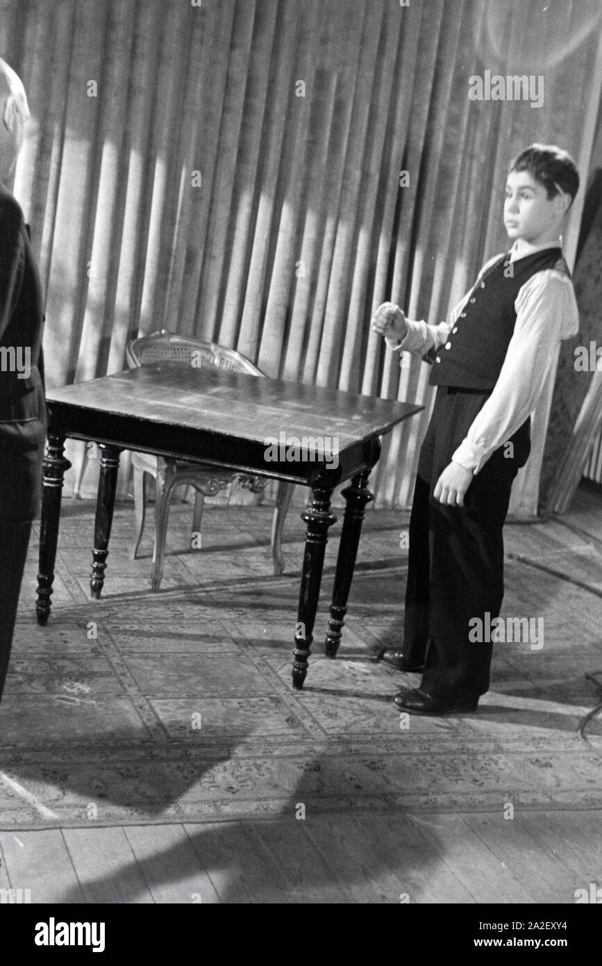 Schauspieler bei Probeaufnahmen für den Film Familienanschluss von Carl ...